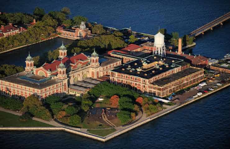 Découvrir Ellis Island : une île historique à New York